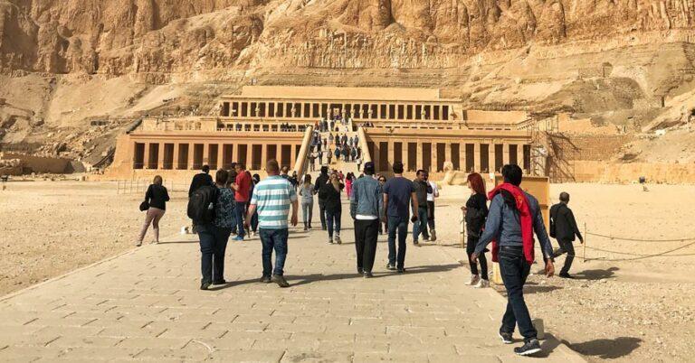 8 Skills and Qualities of a Good Tour Guide Should Have